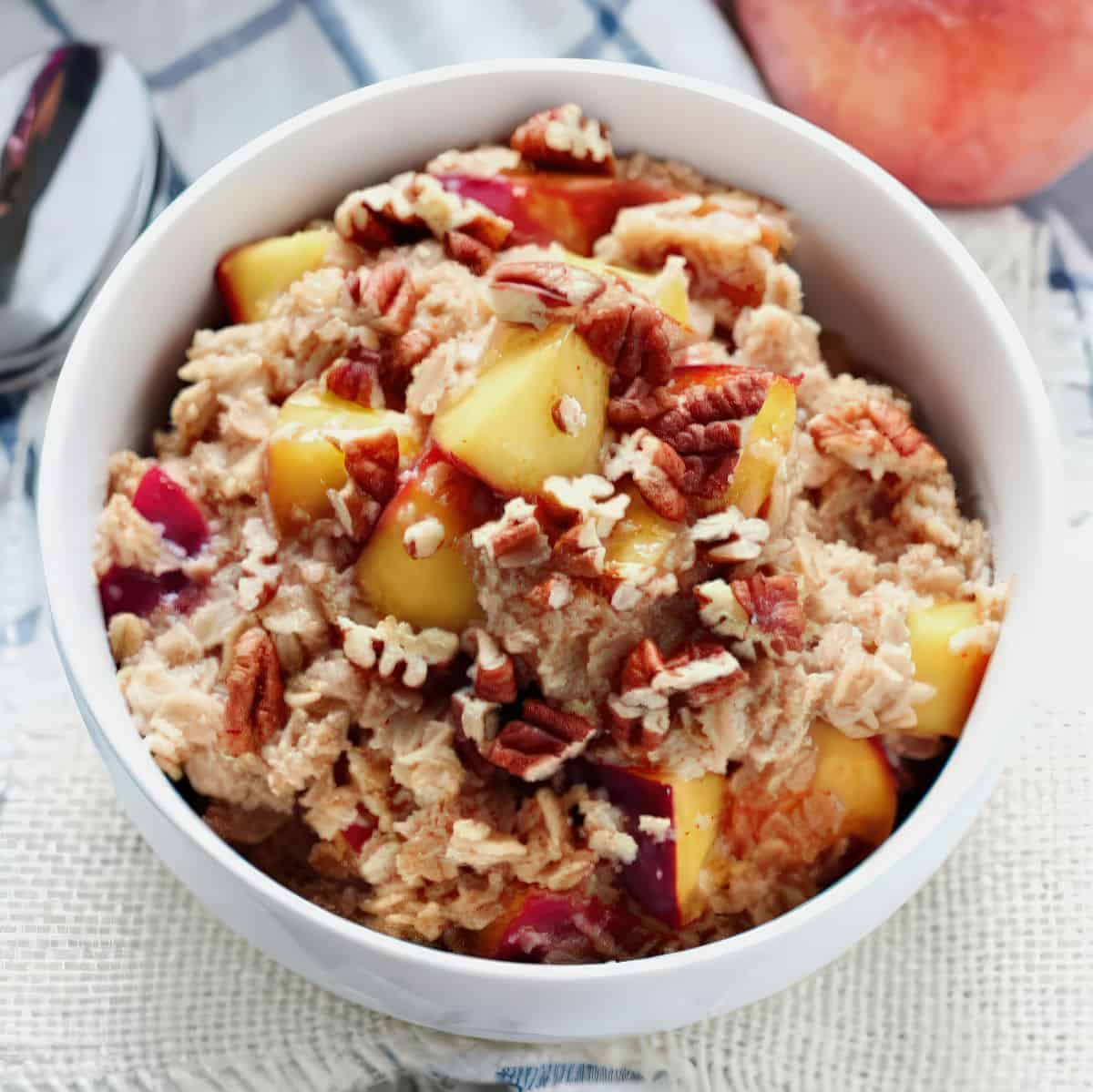 Simple Peach Cobbler Oatmeal (Easy 10-Minute Breakfast)